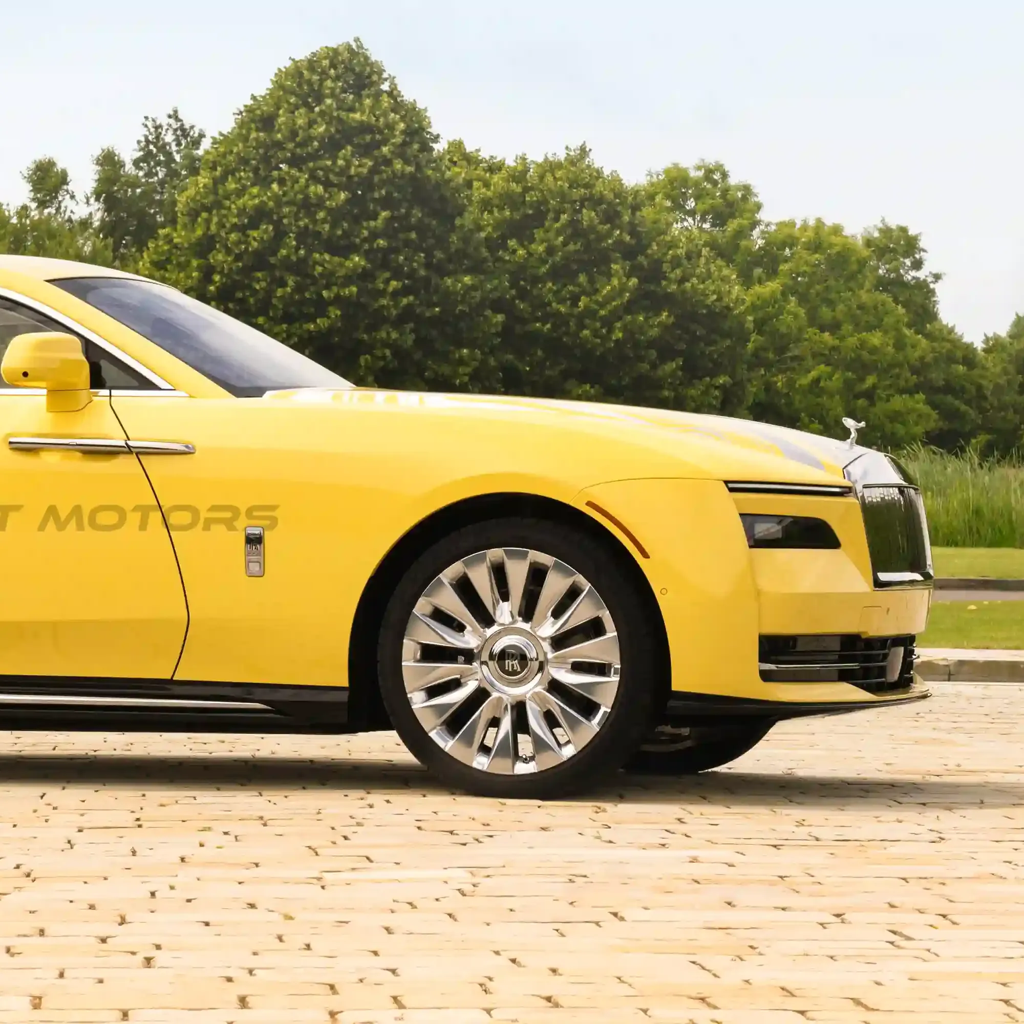 Yellow Thunder: The 2024 Rolls-Royce Spectre Semaphore